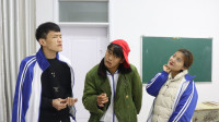 新来的老师让自我介绍,听到老师的名字后,学生炸锅了