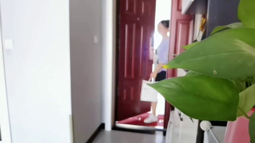 媳妇动不动就拿我信用卡出去刷钱买东西,还怪我跟前女友联系