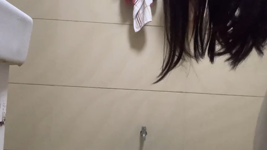 女孩晕车吐了 吐的难受稀里哗啦。