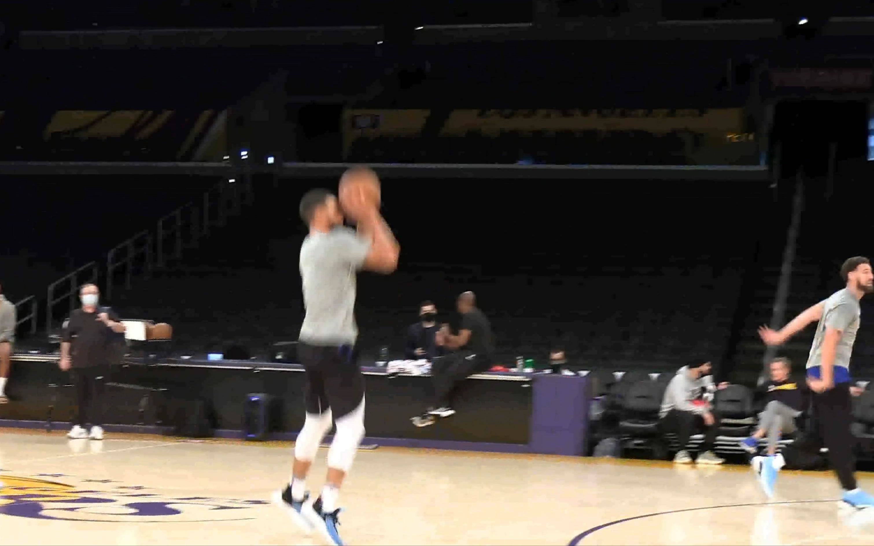 看库里是如何提升全场比赛的投篮命中的