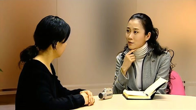 美女记者辞了职,谁料大妈还点名让她采访,厉害了!