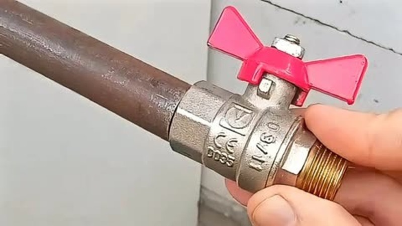 看小日本是怎么接水管的,你还在套丝的时候,别人连机器都淘汰了
