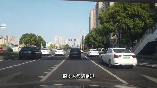 地面标线与标牌指示不一致,到底该怎么走,乱走会被罚吗
