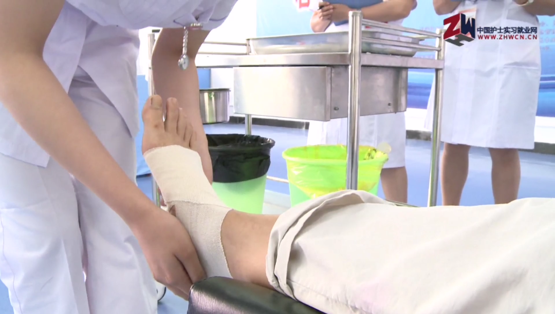 护理操作技能大赛 踝关节扭伤包扎技术