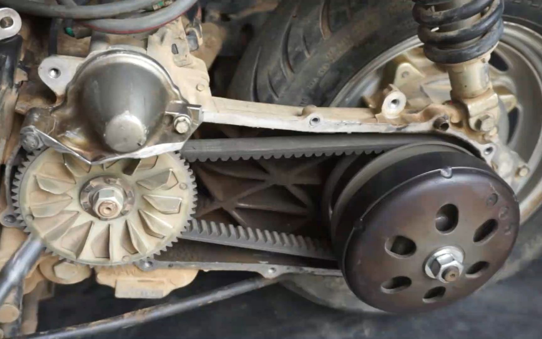 把踏板摩托车CVT变速箱外壳拆了,看看皮带转起来有什么样的变化