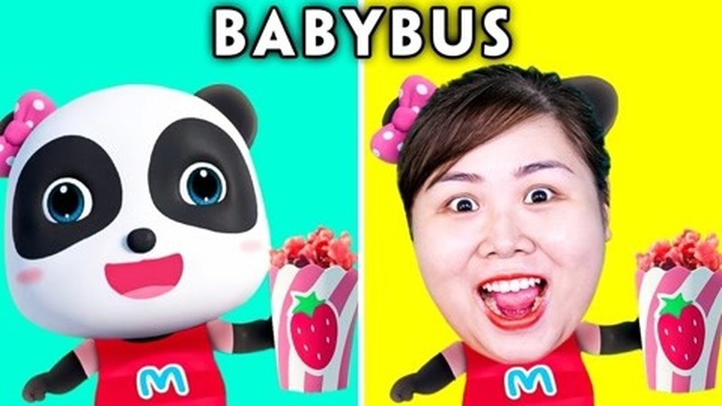动画模仿秀:小熊猫烹饪大赛,女孩滑稽模仿!
