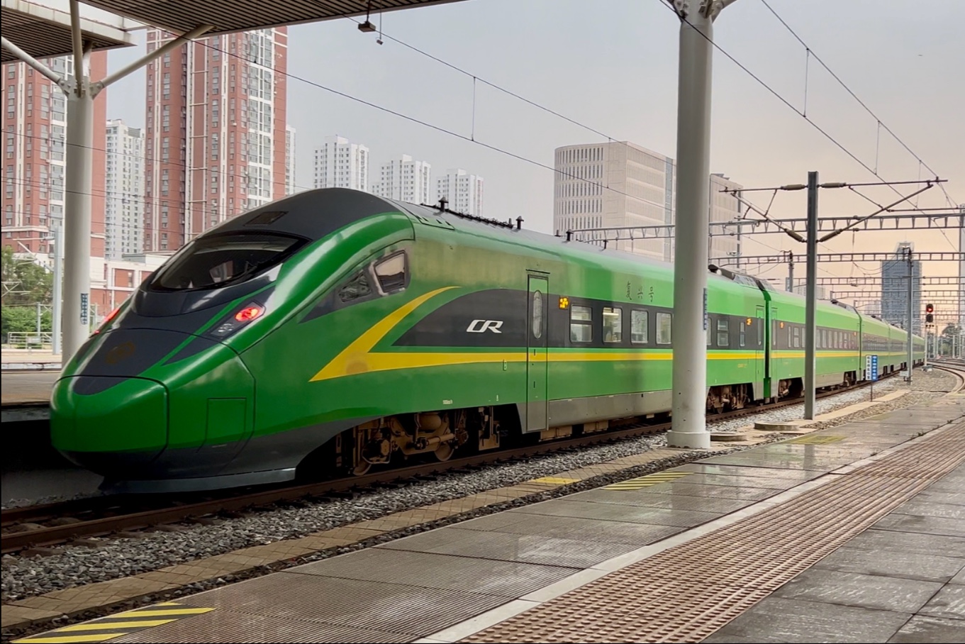 【沈大线上的初代桶】FXD1-J型电力机车牵引翠绿色魔改25T客车开C...