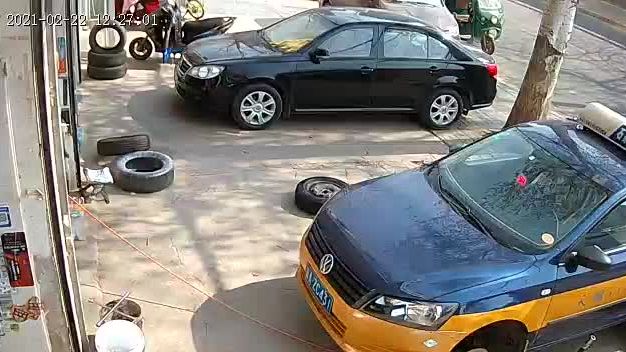 大众朗逸更换刹车灯泡,加玻璃水等待中