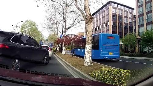 行车记录仪:前方堵车,SUV底盘高的优势终于派上用场了!