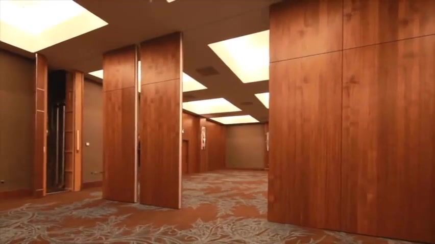 活动隔断又叫活动隔墙、活动屏风、移动隔断、移动隔音墙
