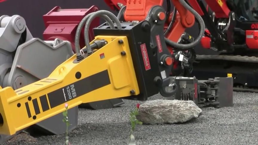 现在施工机械都是模块化的,刚才是挖掘机,现在换个模块变破拆机