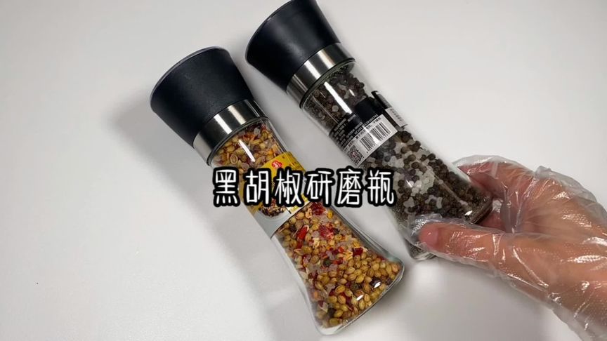 用途比较多的海盐黑胡椒研磨瓶,配料干净、密封好。#厨房好物
