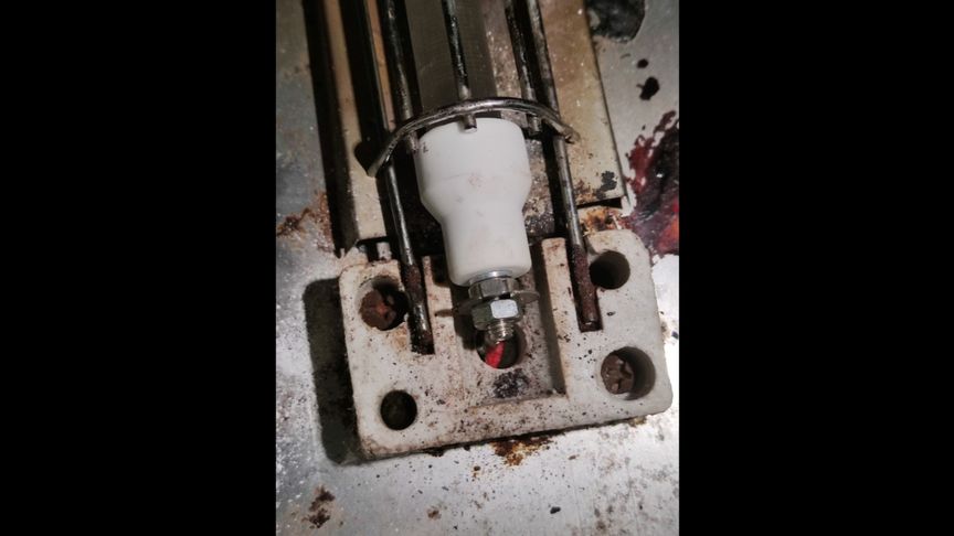 消毒柜通电不能正常工作,打开门盖检修控制电路。