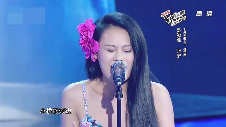 美女深情演唱弯弯的月亮,原唱刘欢激动不已!改得太经典!