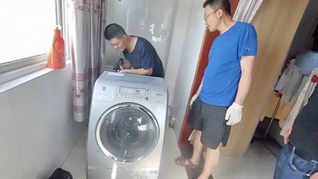 清洗一下三洋斜式滚筒洗衣机,本来可以简单拆卸,最后还是复杂了