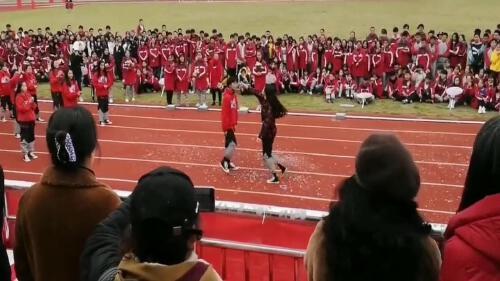 现在的中学生多才多艺,运动会开幕都有创意表演