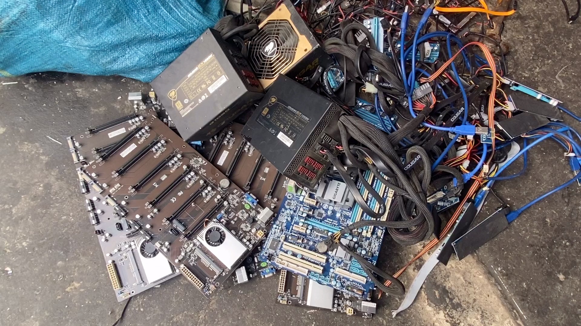 挖比特币的土豪都改行了?废品站发现一堆拆掉的挖矿机