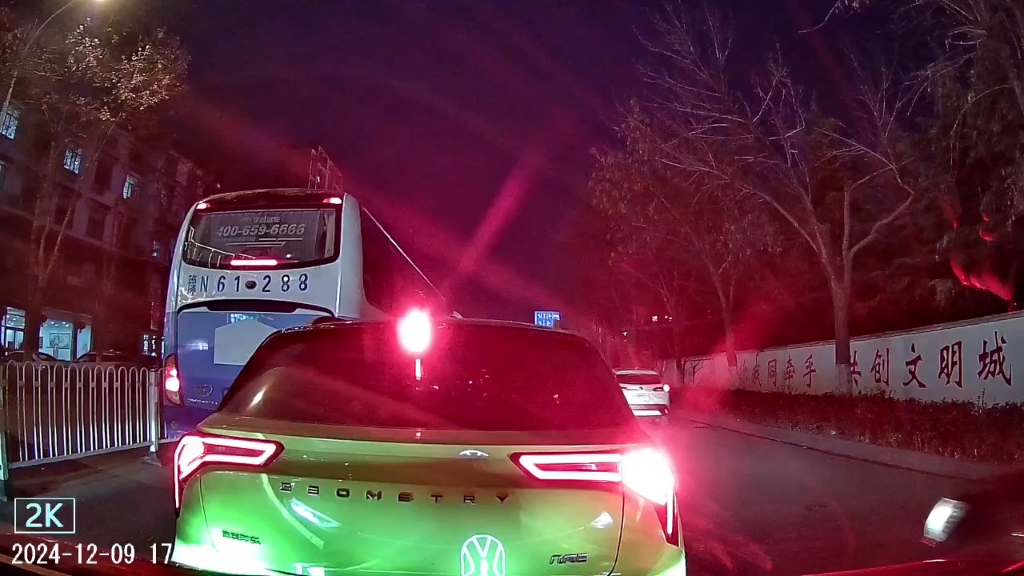 ...过来啊!女司机倒车,后车疯狂按喇叭,提示你不要过来啊,结果还是被撞了