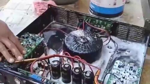 印度人清洗电脑主机,这样的技术能行吗?