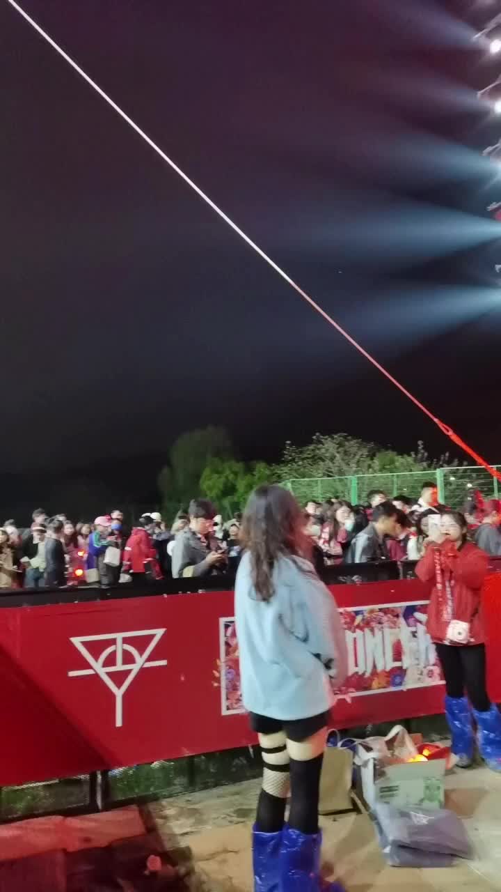 #华晨宇火星演唱会 ,这是跟泥巴一起享受音乐盛典的现场,猜猜是哪场?