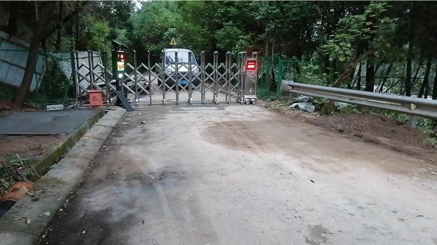 景区不锈钢电动伸缩门加高清车牌识别安装