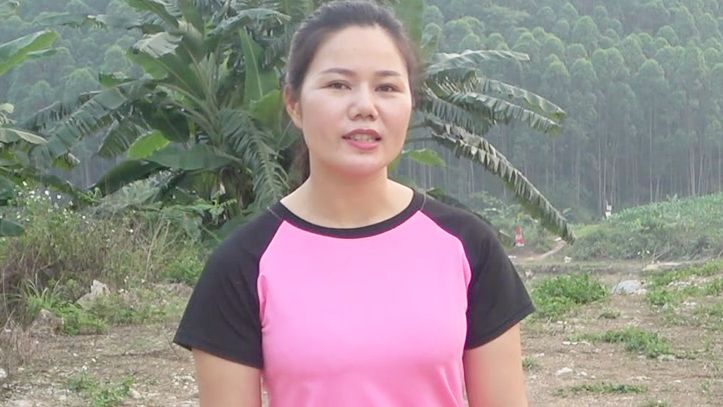 砍伐证办下来了,就要砍树了,壮乡妹好高兴,先办个仪式海喝一顿