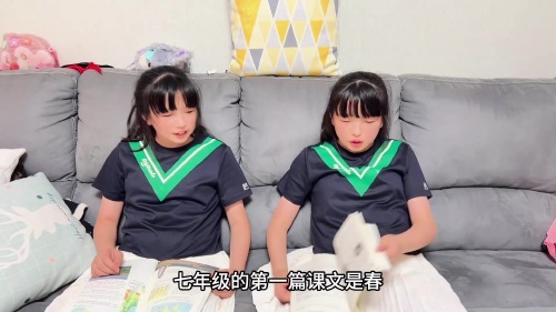 妈妈去开初中的第一次家长会,让双胞胎在家背书,才到家又出发