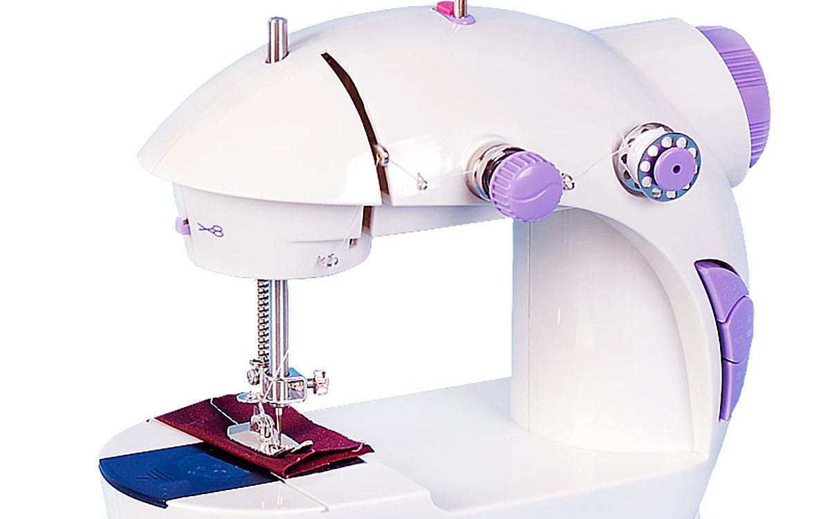 家用迷你缝纫机安装面线和底线