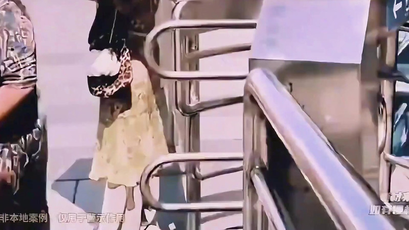 女孩过旋转门完全不听劝,网友:看得我都替她难受