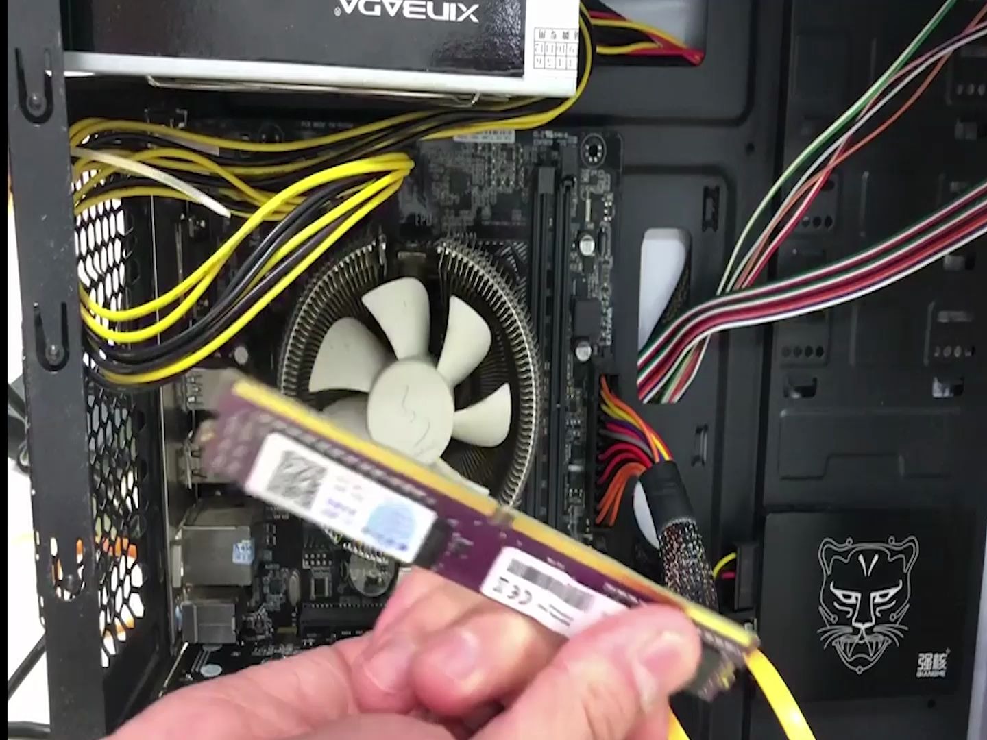 插拔内存条_ 电脑黑屏的解决方案之一