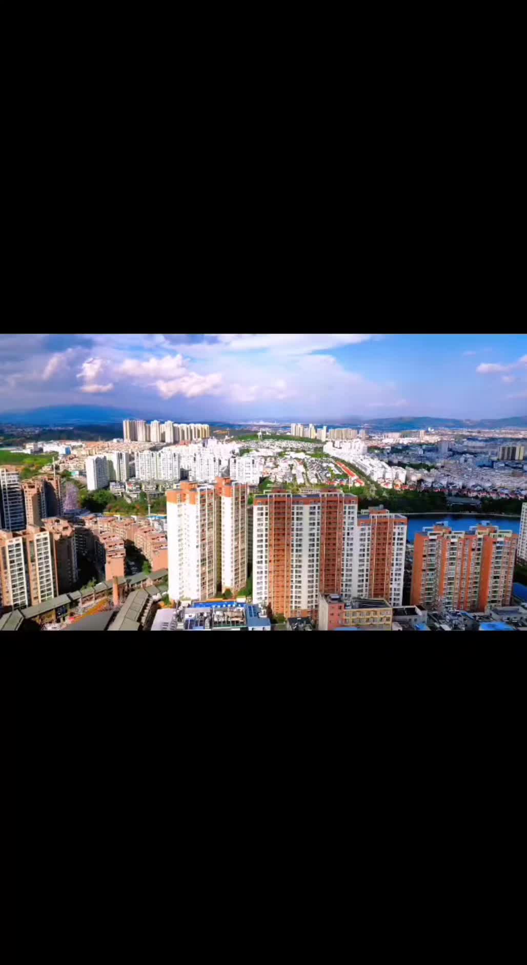 定制客车均为新能源电车,车内配备了USB充电接口、饮水机、景区...