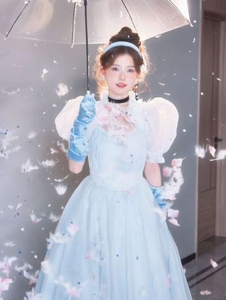 公主也表演个打伞吧#雨伞花瓣变装 #公主裙