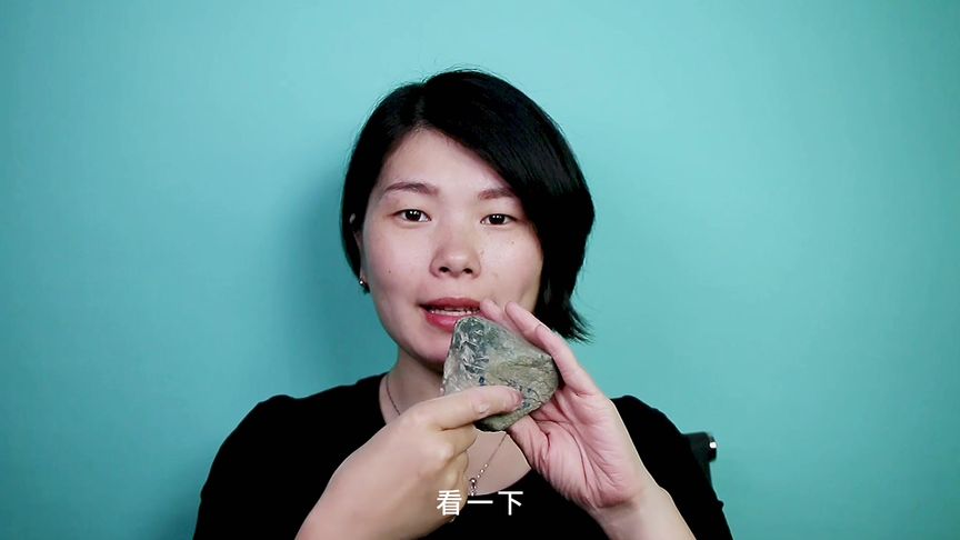 一块种老发黑的莫西沙翡翠原石,打灯有蓝晴底色