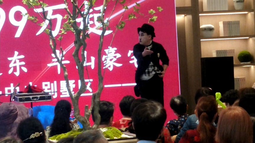 卓别林模仿者的表演笑翻肚皮