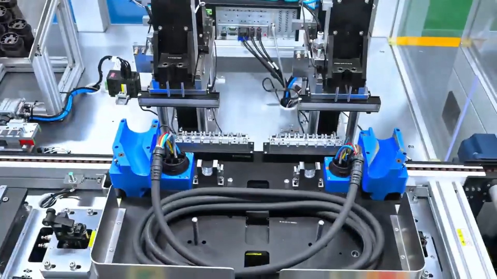 电车充电电缆的自动化生产。