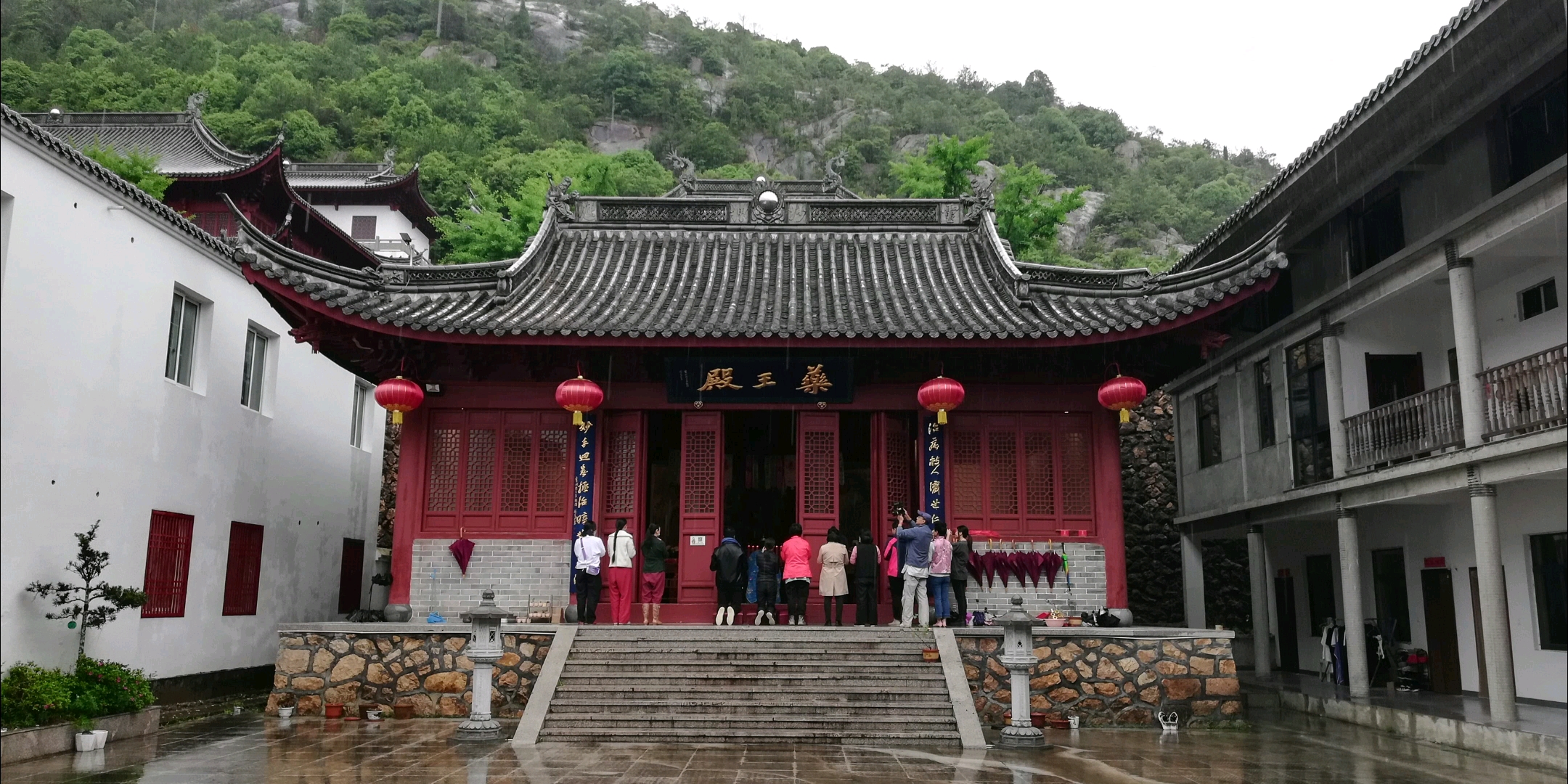 ...古人曰:药王诞,用三草,解千愁,无病扰。这三草分别是紫苏、艾草、...