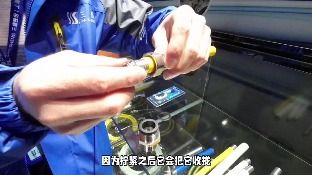 304不锈钢燃气波纹管的快速连接方式,原来一插一拧紧就可以了