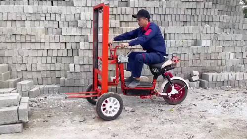 小伙将破旧电瓶车改造成一台非常用的家庭小型叉车这手艺绝了
