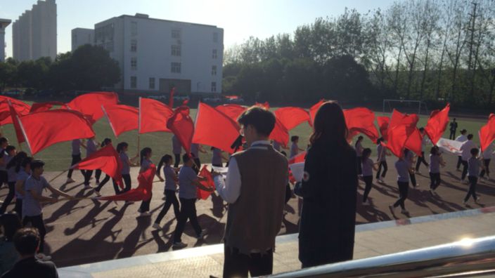 大学运动会现场,红旗招展,锣鼓喧天,青春飞扬!