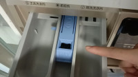 发现洗衣机上洗衣盒里面的三个小格子没有?很多人都把洗衣液放错了,...