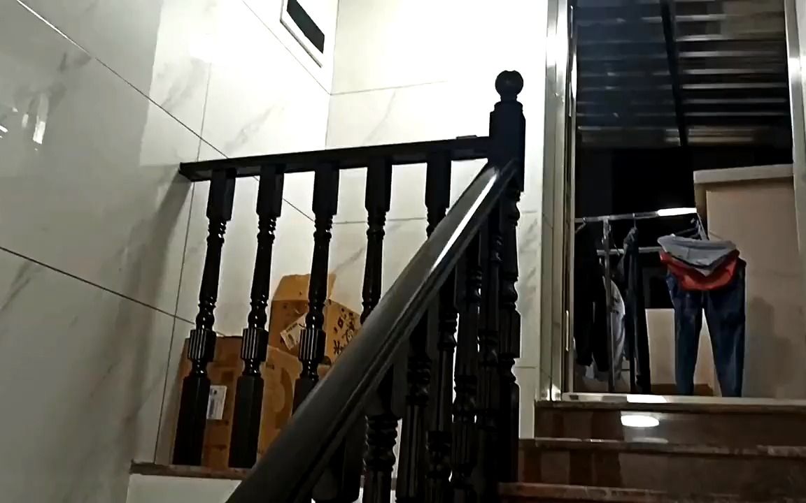 楼梯实木扶手安装,这样计算间隔距离,准确、均匀、漂亮