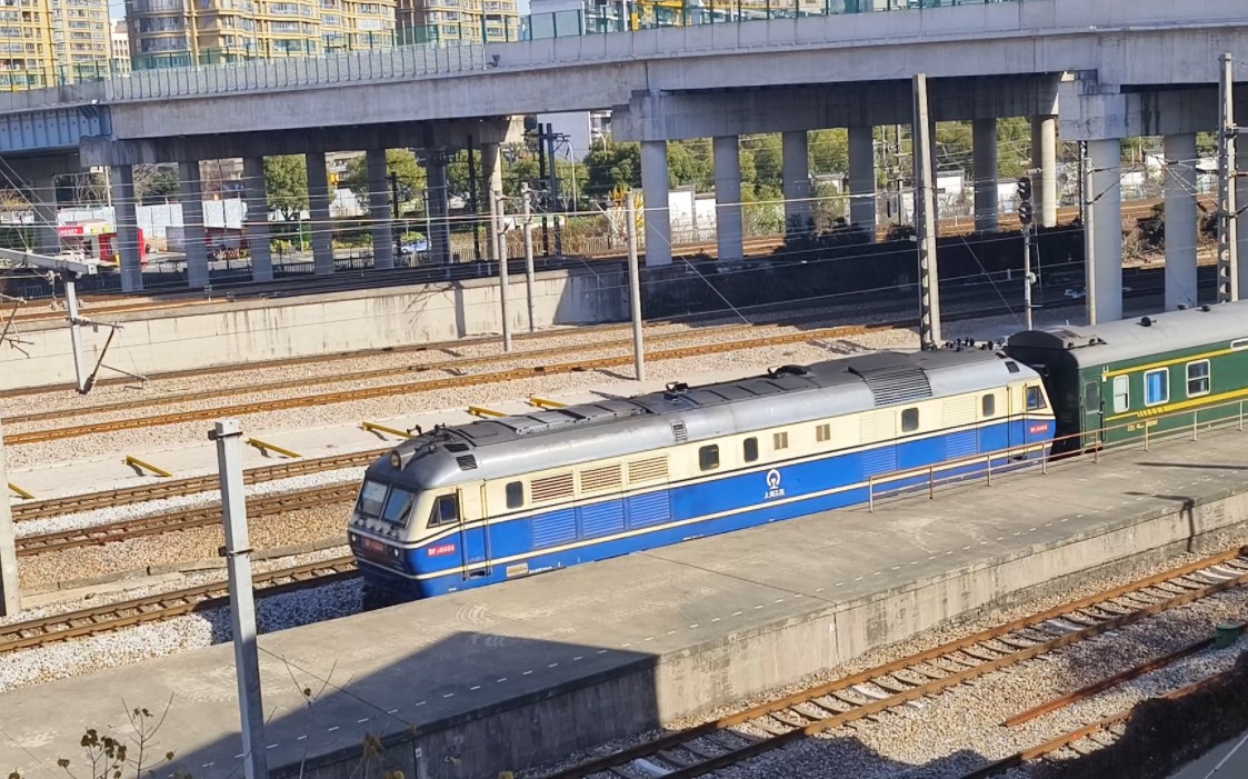 【中国铁路】DF11-0404“青年文明号”牵引T236次列车进无锡站1站台