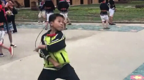 河北农村萌娃,日常没有手机电脑玩游戏,练就一身好才艺!