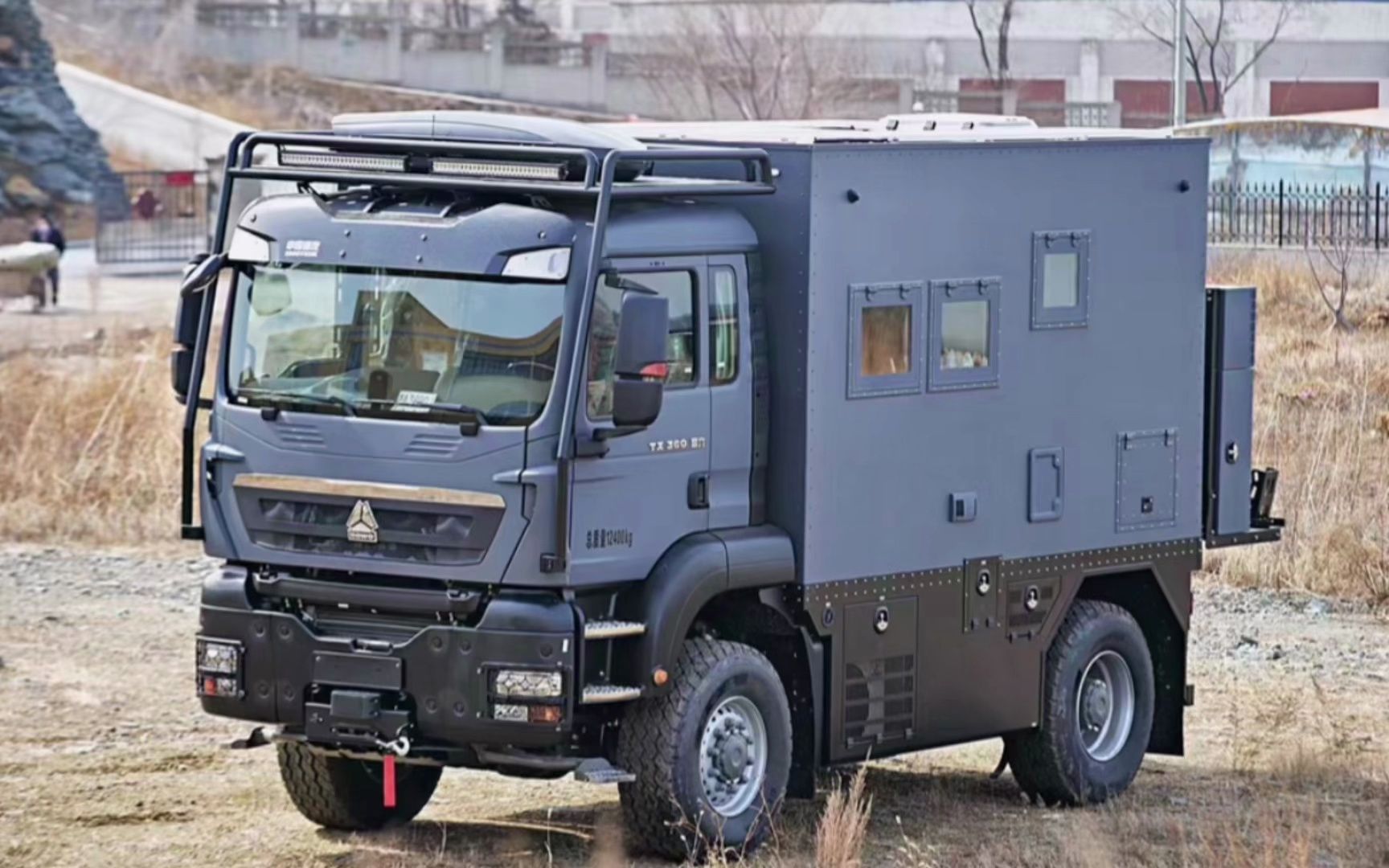 这台重卡越野房车你一定喜欢,中国重汽汕德卡升顶房车