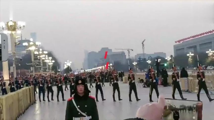 天安门升旗仪式:游客齐唱国歌,歌声响彻全场!内心无比自豪