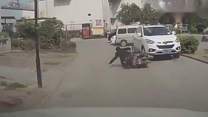 电动车车祸事故合集,骑电动车的来看看
