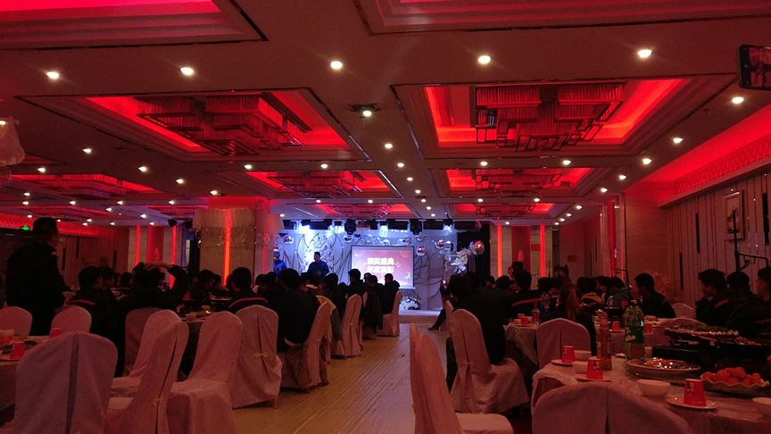 公司年会上唱《成都》,唱的还不错