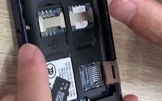 纽曼老人机装手机卡内存卡教程