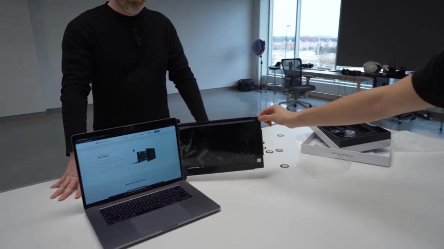 神奇的双屏笔记本电脑配件,瞬间让你的屏幕扩大一倍!