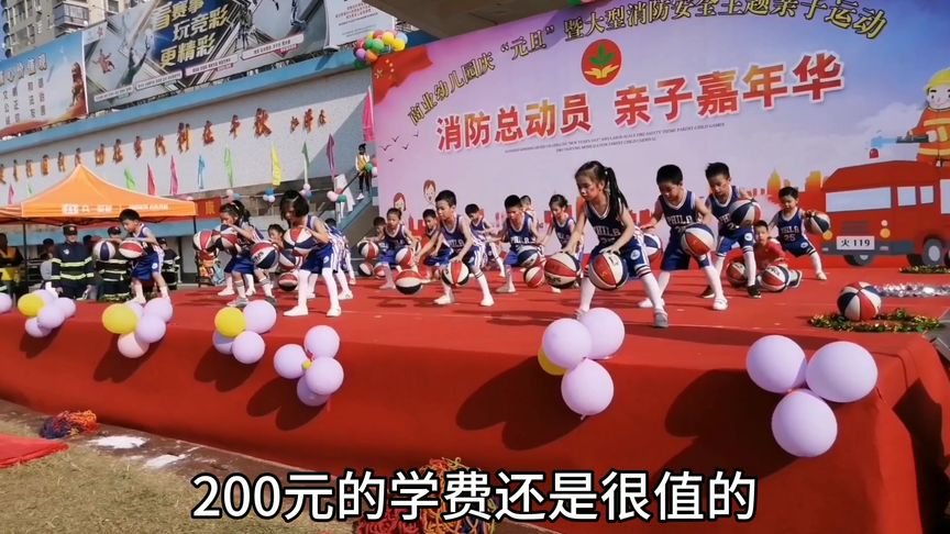 幼儿园花式篮球表演,小宝第一次上台,4岁小男孩玩得溜,真棒